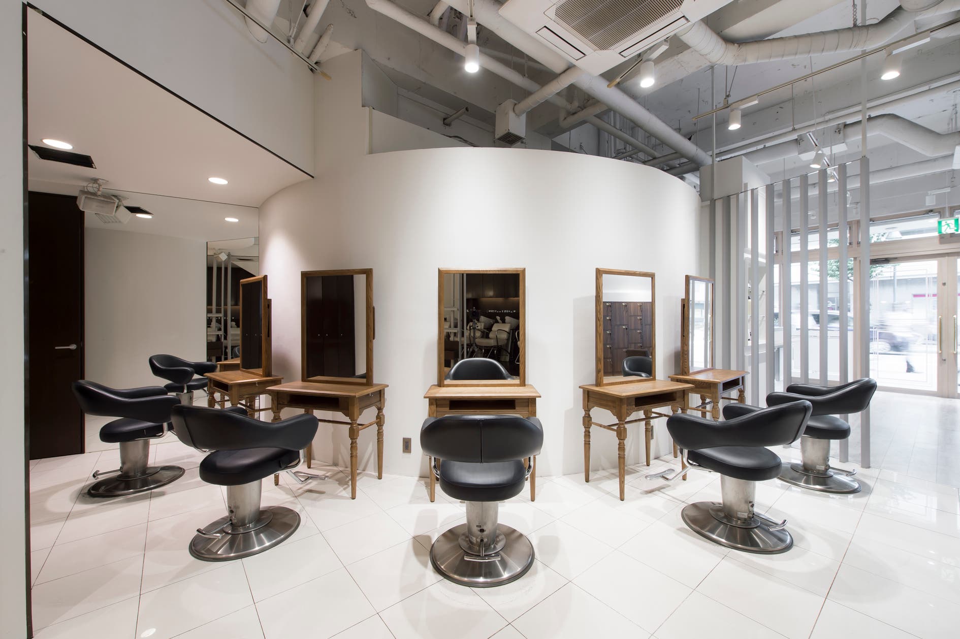 【EARTH 本厚木店】カットオープン席★大型サロンに併設されたレンタルサロン✂︎フリーランス/個人練習/美容業に最適♪の写真2