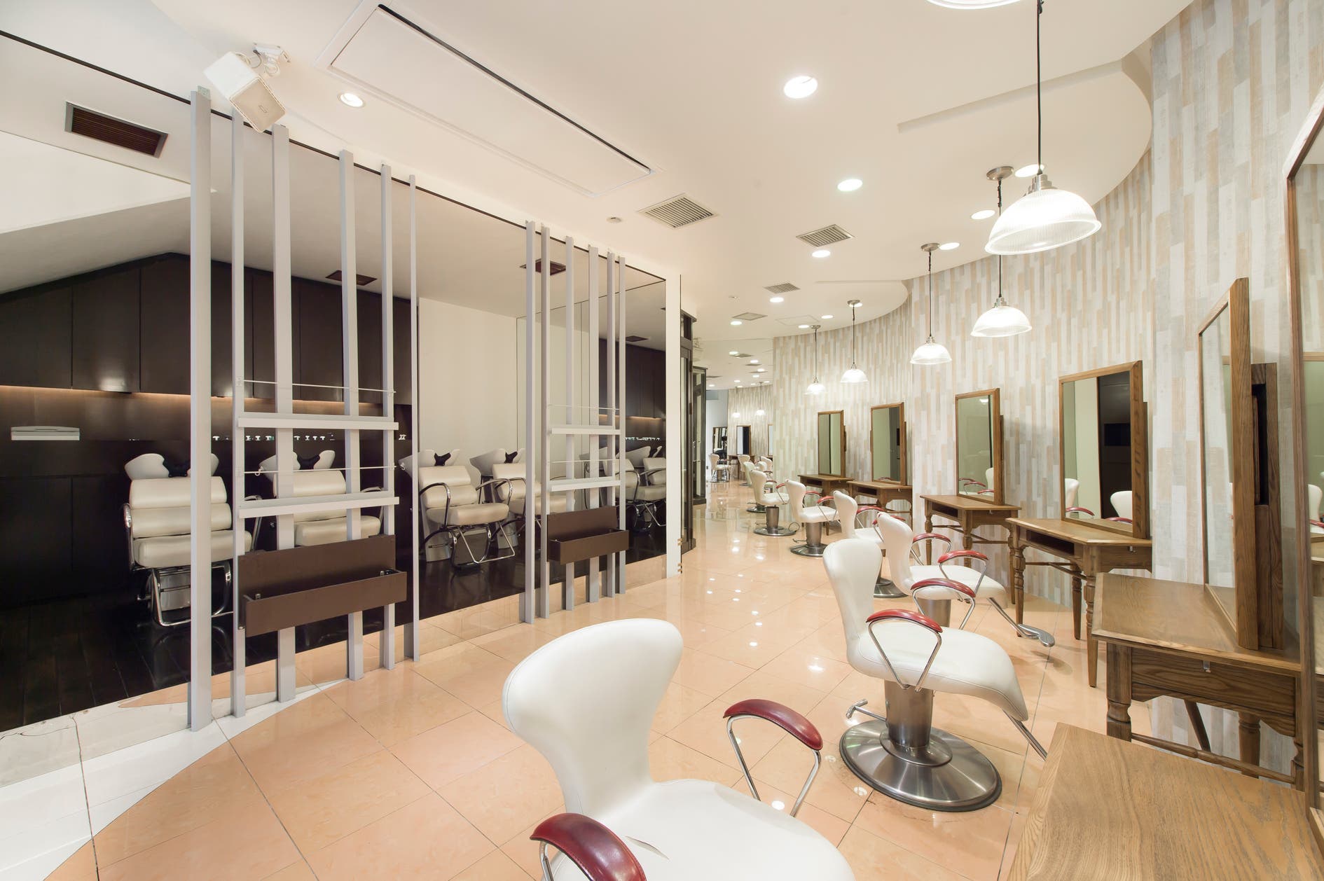 【EARTH 本厚木店】カットオープン席★大型サロンに併設されたレンタルサロン✂︎フリーランス/個人練習/美容業に最適♪の写真3