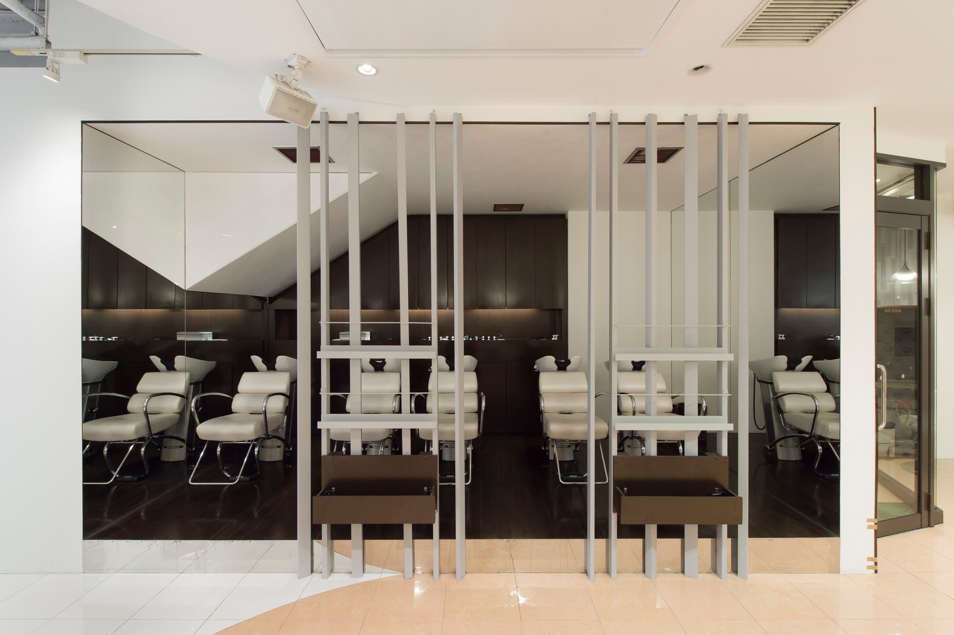 【EARTH 本厚木店】カットオープン席★大型サロンに併設されたレンタルサロン✂︎フリーランス/個人練習/美容業に最適♪の写真5