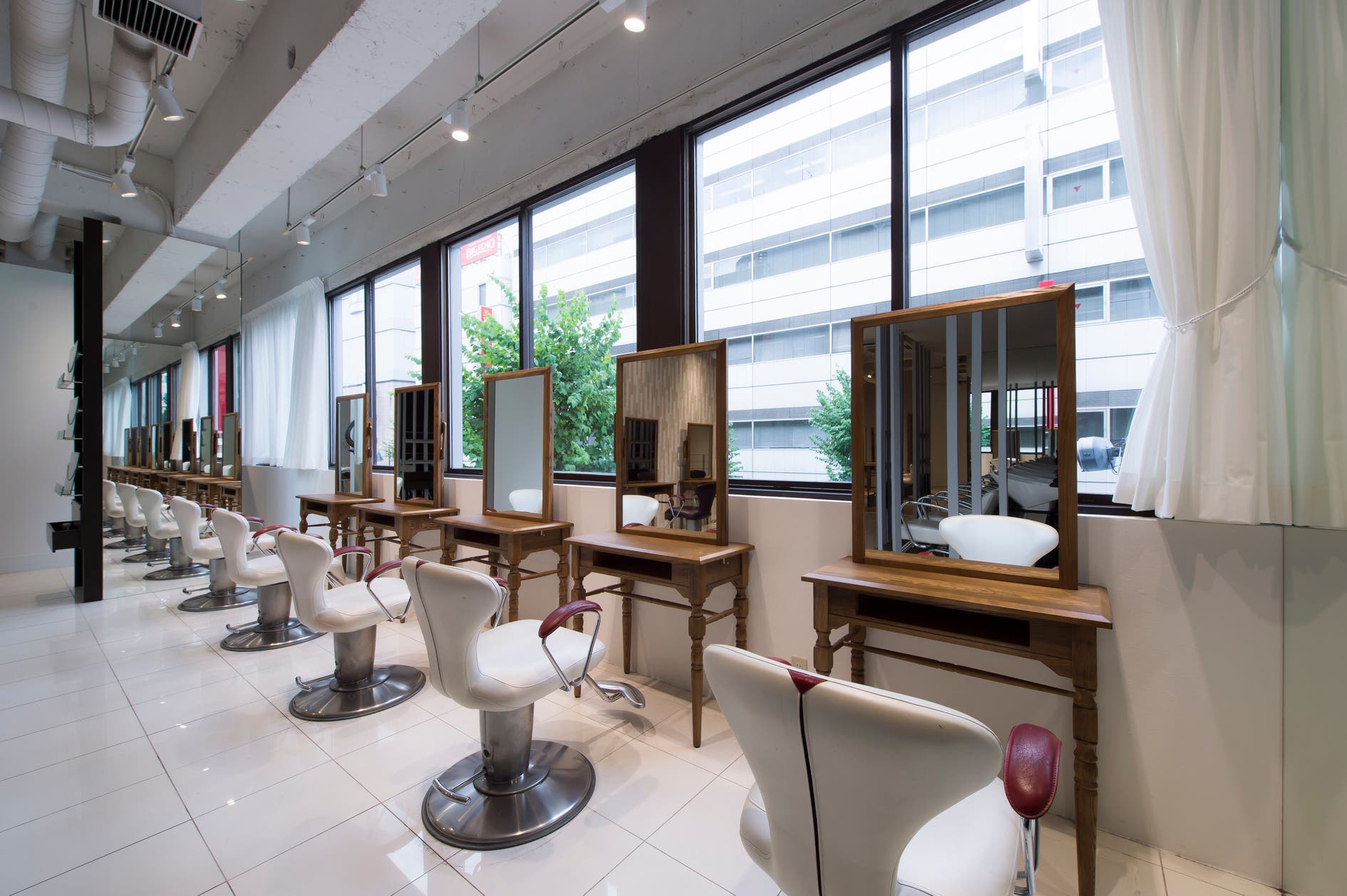 【EARTH 本厚木店】カットオープン席★大型サロンに併設されたレンタルサロン✂︎フリーランス/個人練習/美容業に最適♪の写真1