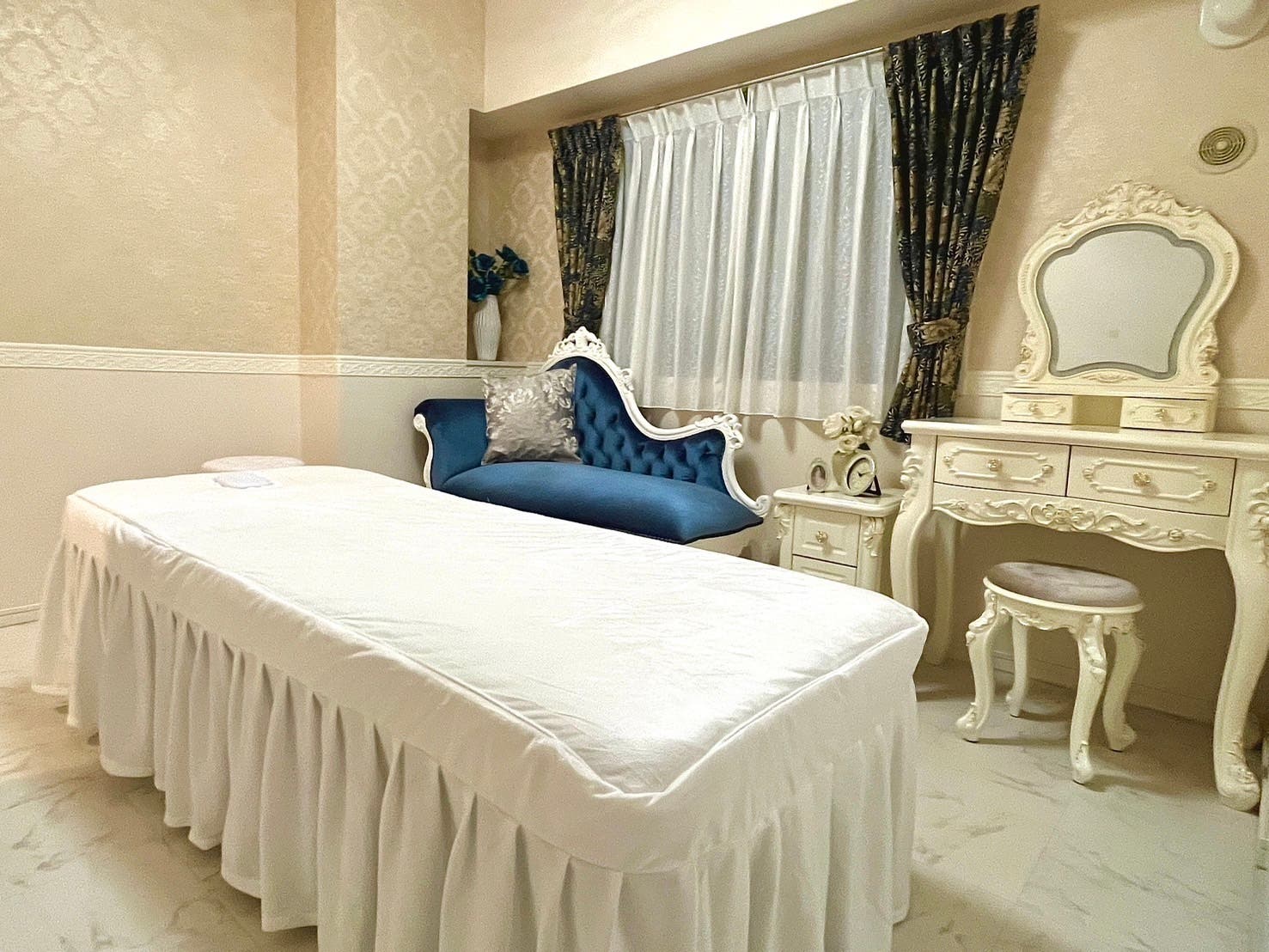 【SPA ROOM1】各線梅田駅徒歩7分 | 完全個室空間 | 電気昇降ベッド | 大判タオル1枚無料！の写真1