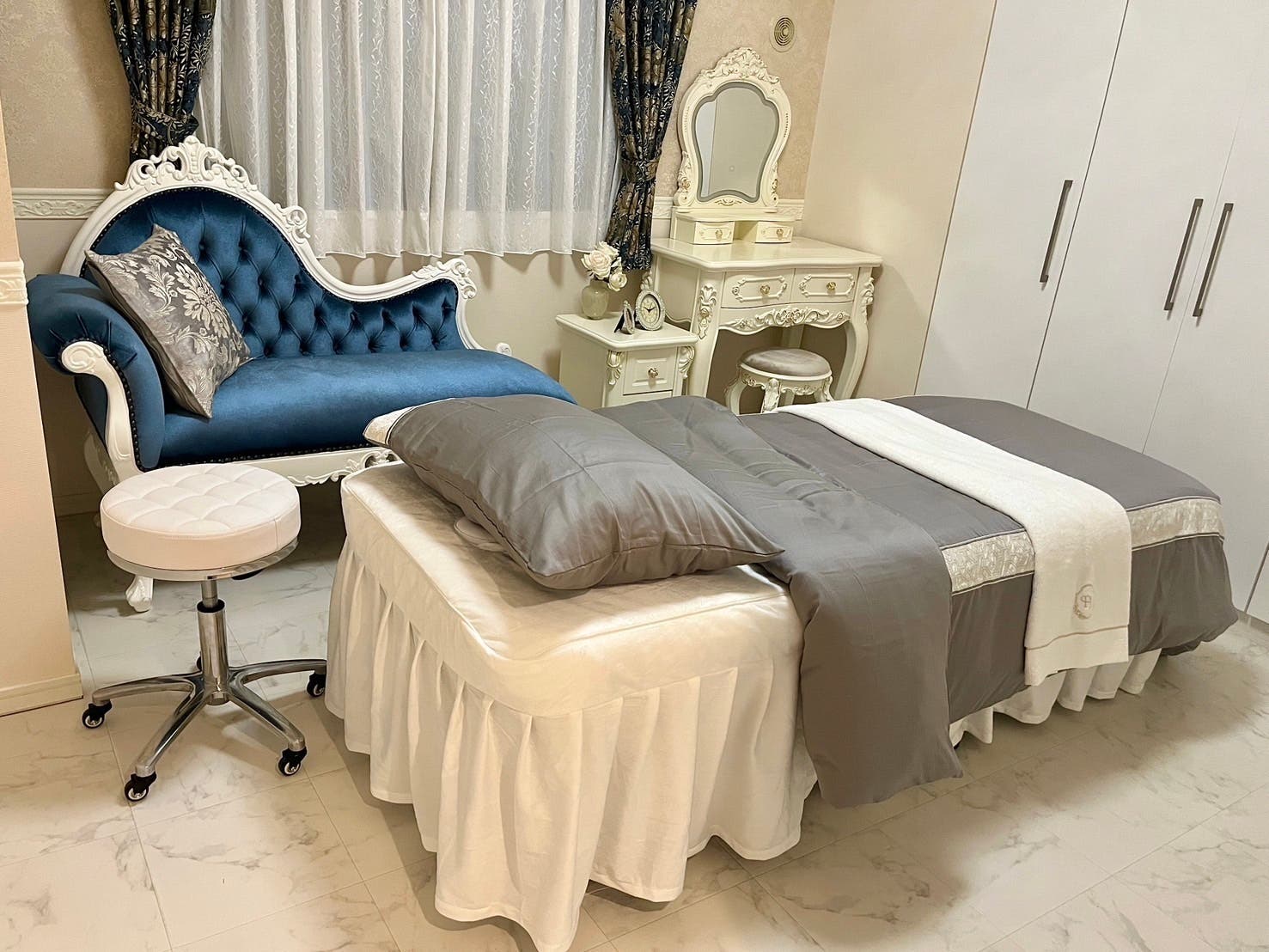 【SPA ROOM1】各線梅田駅徒歩7分 | 完全個室空間 | 電気昇降ベッド | 大判タオル1枚無料！の写真2