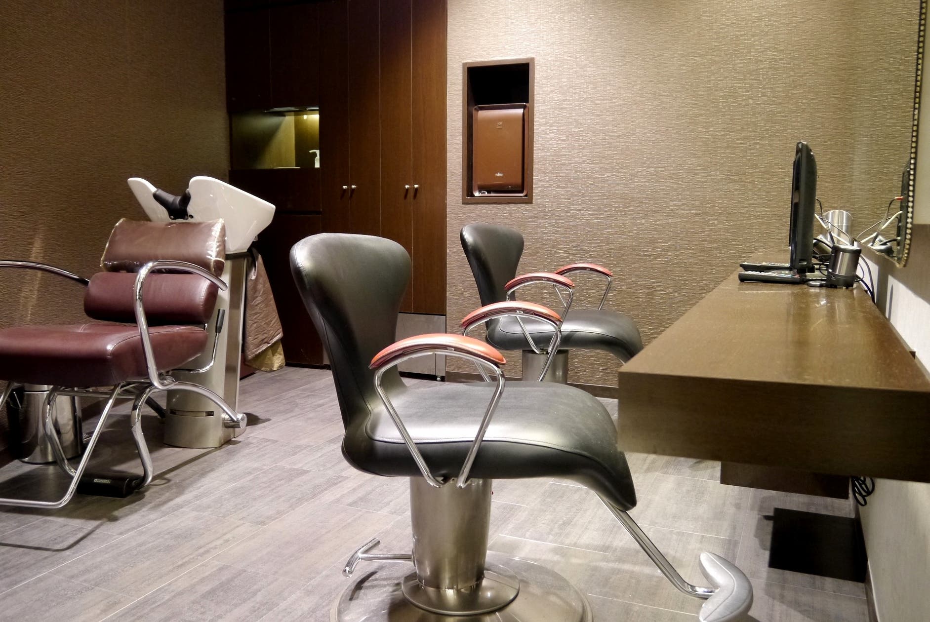 【EARTH 川崎店】カット個室席★大型サロンに併設されたレンタルサロン✂︎フリーランス/個人練習/美容業に最適♪の写真1