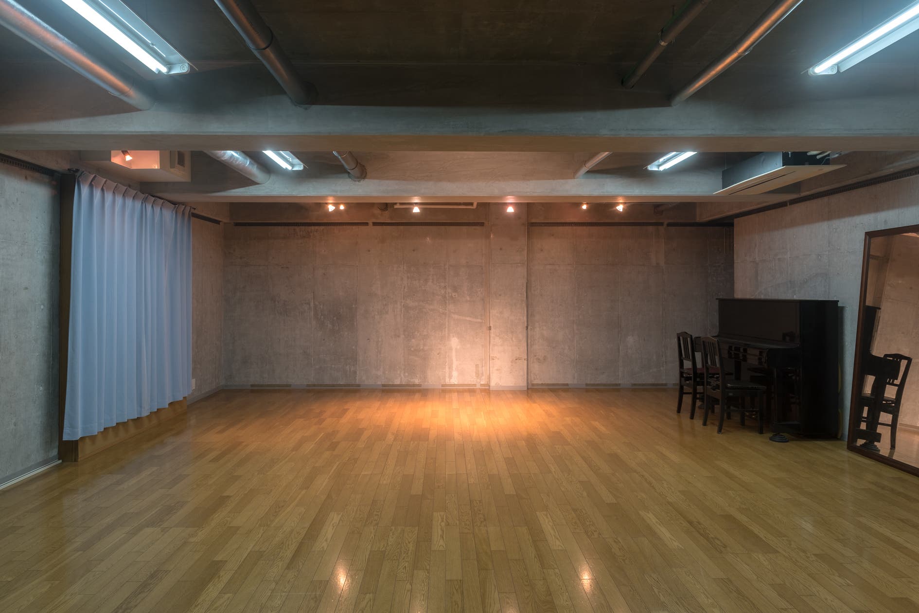 西荻窪のランドマーク「トトロの樹」の前に望み、季節の移ろいを感じるカフェの地下にあるレンタルスペースです。の写真1