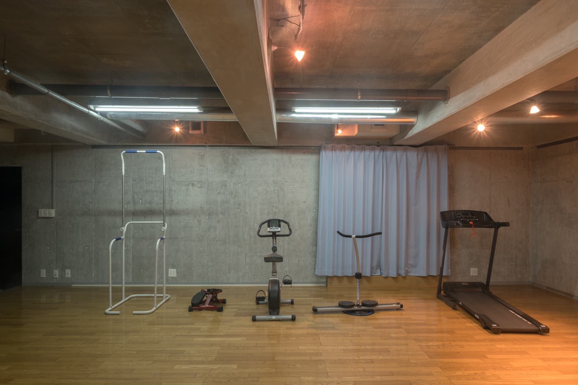 西荻窪のランドマーク「トトロの樹」の前に望み、季節の移ろいを感じるカフェの地下にあるレンタルスペースです。の写真2