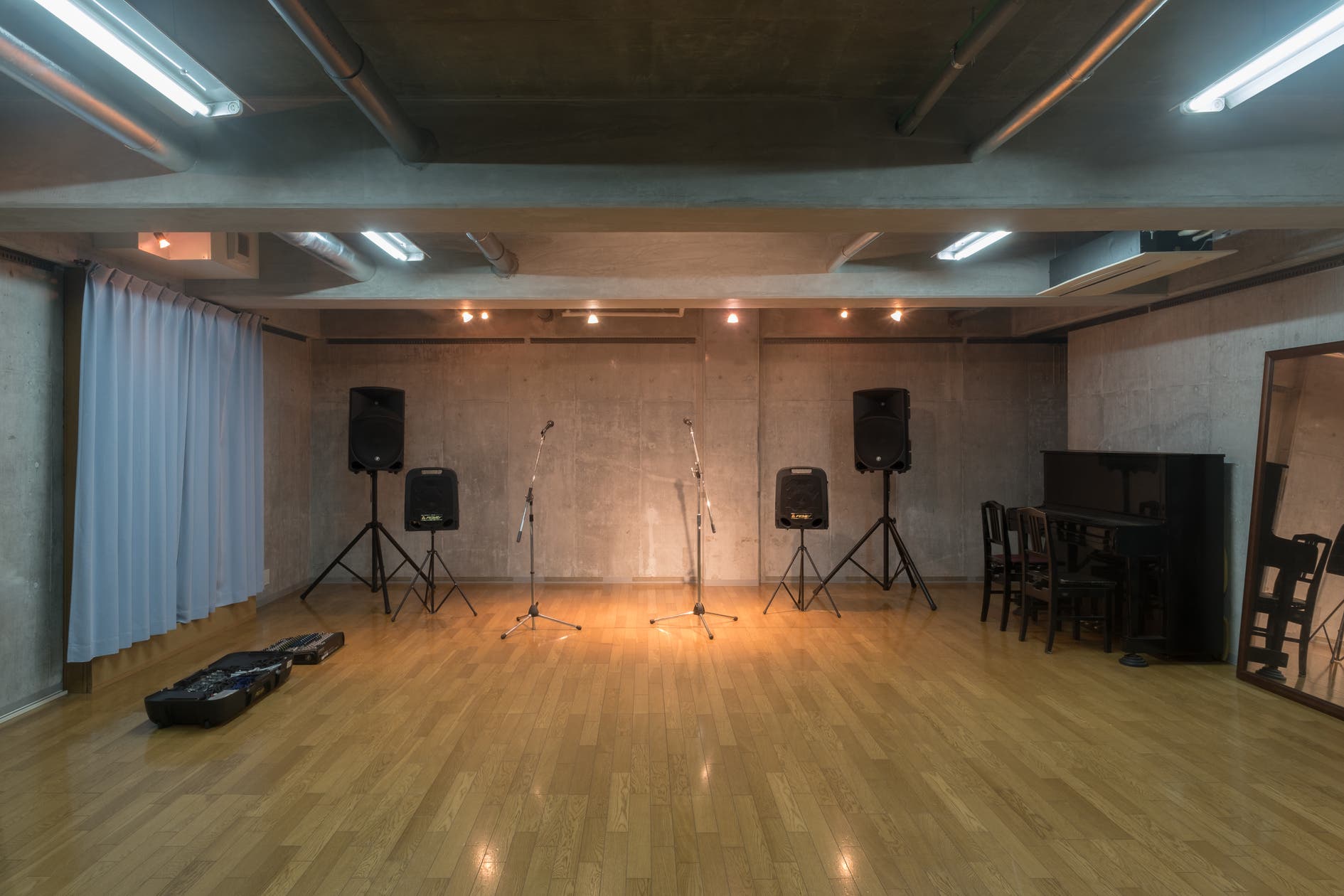 西荻窪のランドマーク「トトロの樹」の前に望み、季節の移ろいを感じるカフェの地下にあるレンタルスペースです。の写真3