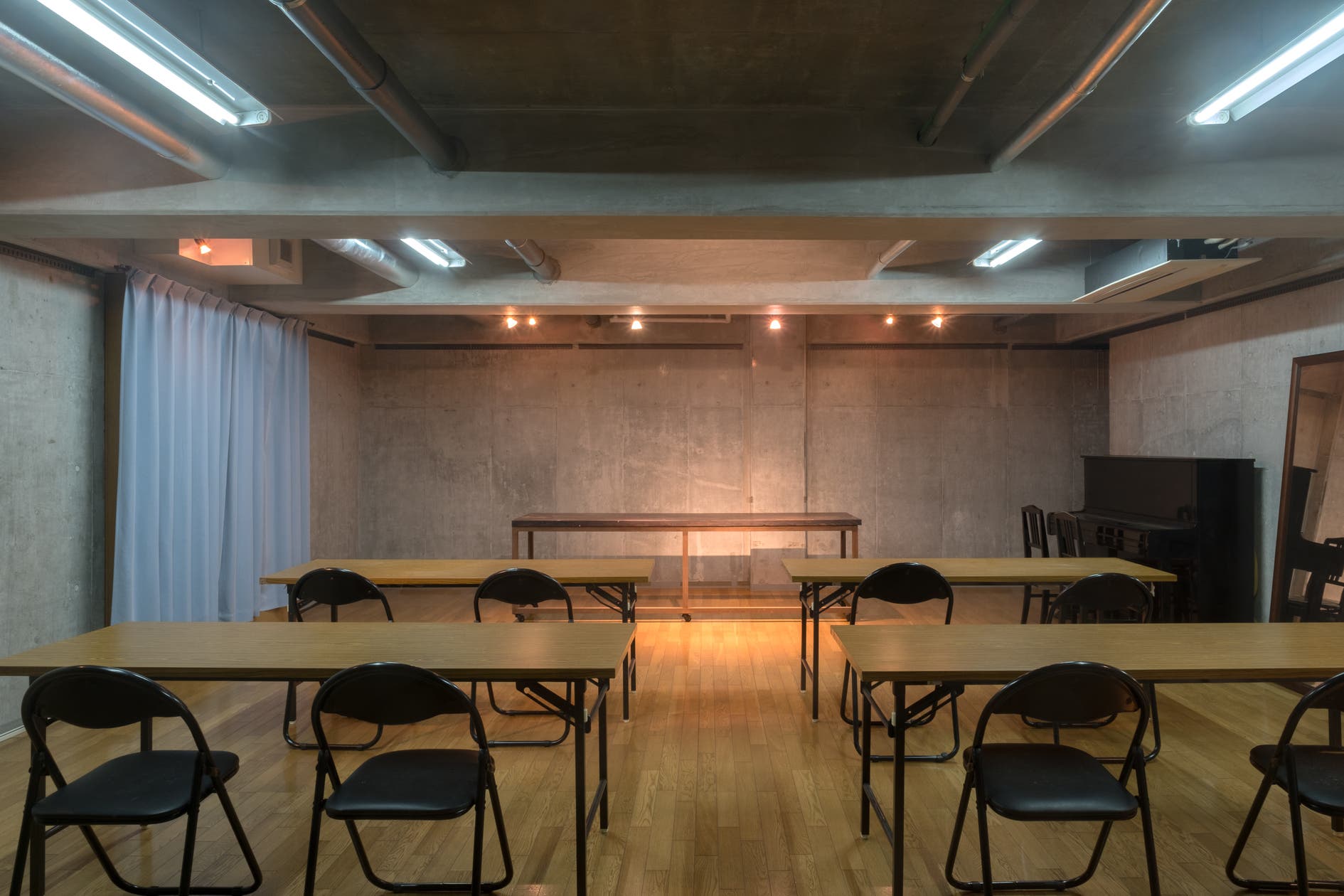 西荻窪のランドマーク「トトロの樹」の前に望み、季節の移ろいを感じるカフェの地下にあるレンタルスペースです。の写真4