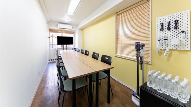 【新宿駅4分】12席、光回線WiFi・モニター・ボドゲ完備☆1日1回スタッフ完全清掃の会議室の写真1