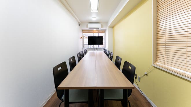 【新宿駅4分】12席、光回線WiFi・モニター・ボドゲ完備☆1日1回スタッフ完全清掃の会議室の写真2