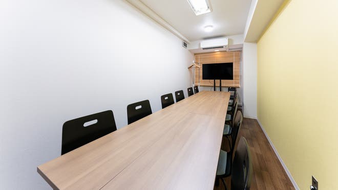 【新宿駅4分】12席、光回線WiFi・モニター・ボドゲ完備☆1日1回スタッフ完全清掃の会議室の写真3