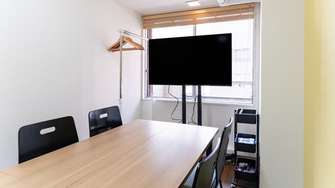 【新宿駅4分】12席、光回線WiFi・モニター・ボドゲ完備☆1日1回スタッフ完全清掃の会議室の写真4