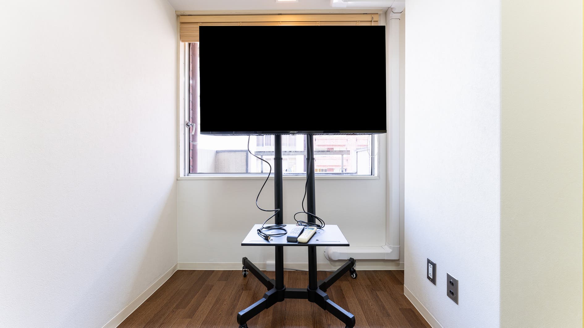 【新宿駅4分】12席、光回線WiFi・モニター・ボドゲ完備☆1日1回スタッフ完全清掃の会議室の写真8