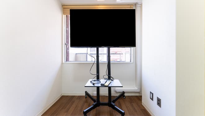 【新宿駅4分】12席、光回線WiFi・モニター・ボドゲ完備☆1日1回スタッフ完全清掃の会議室の写真8
