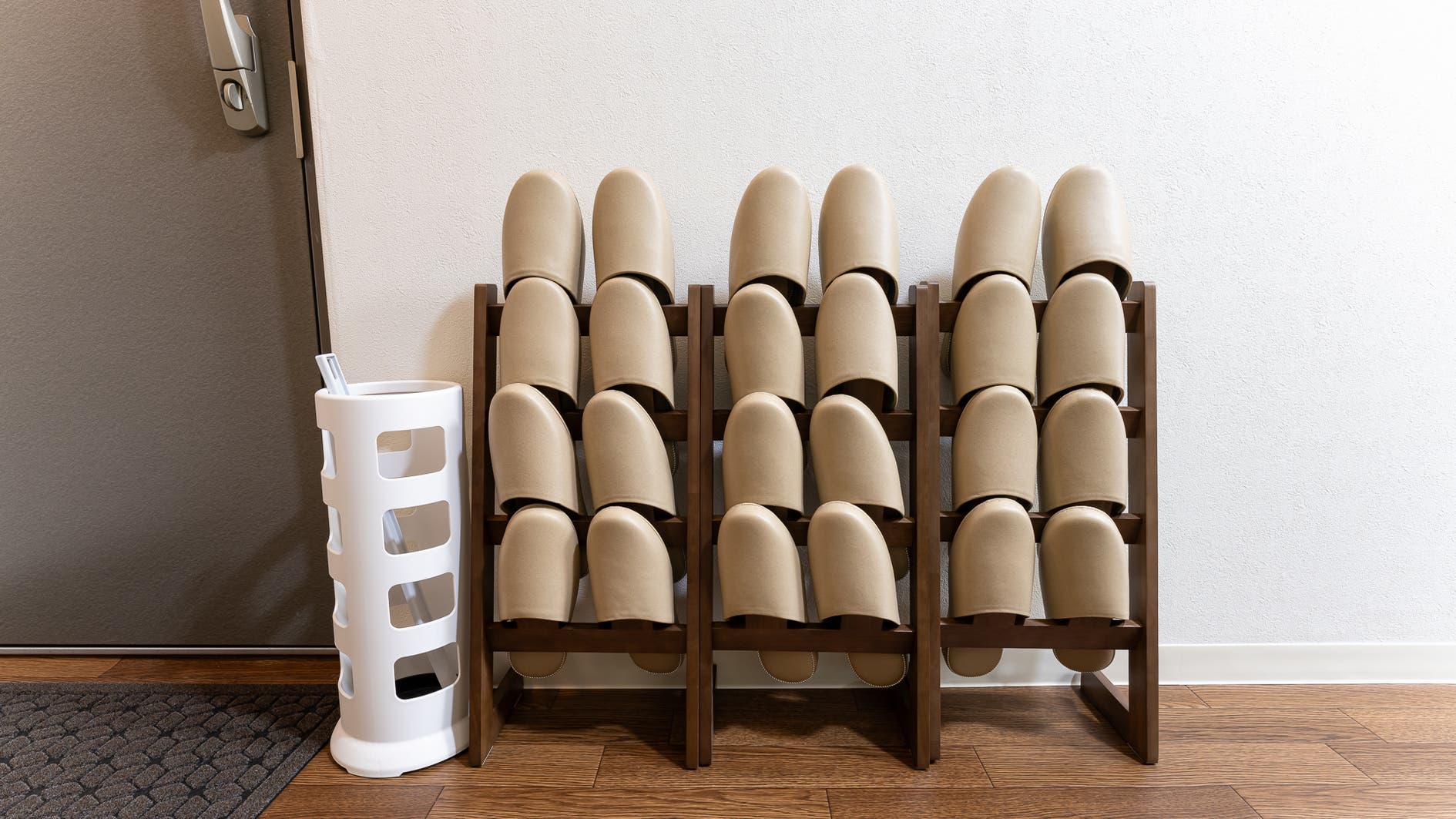 【新宿駅4分】12席、光回線WiFi・モニター・ボドゲ完備☆1日1回スタッフ完全清掃の会議室の写真12