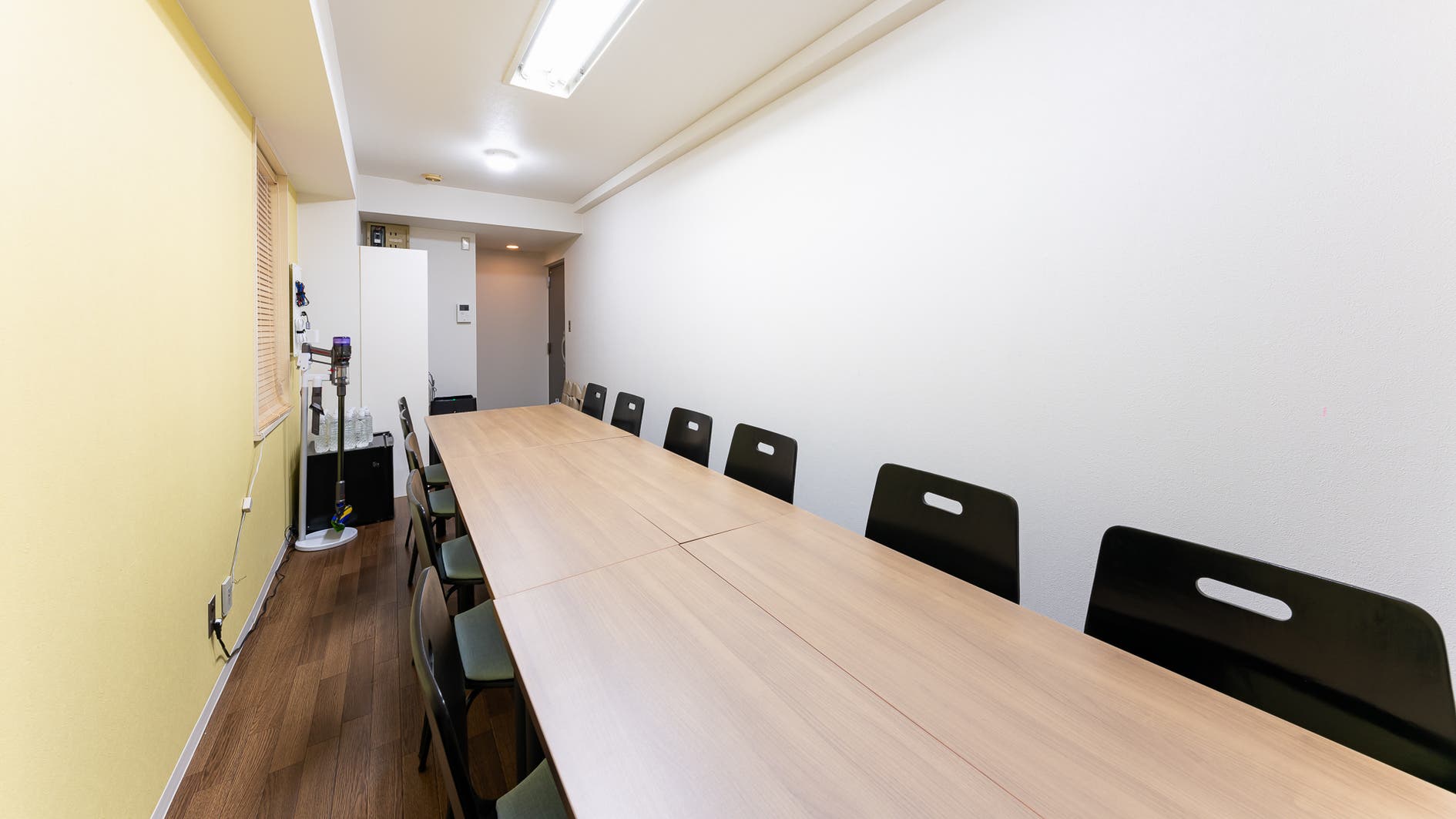 【新宿駅4分】12席、光回線WiFi・モニター・ボドゲ完備☆1日1回スタッフ完全清掃の会議室の写真27