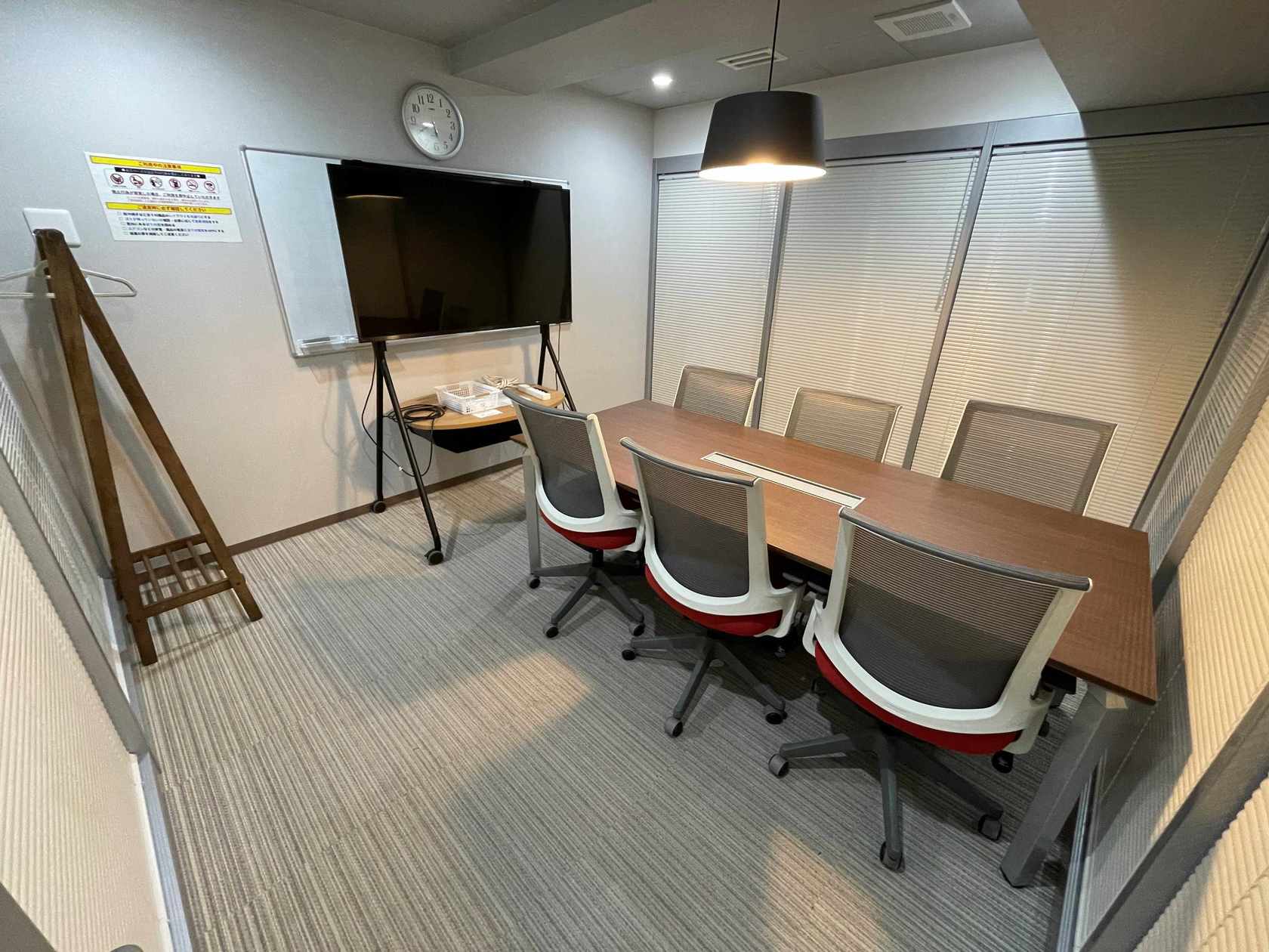 ミーティングルーム【新横浜駅5分】6名着席/54インチモニター有/商談/セミナー/WEB会議/駅近の写真1