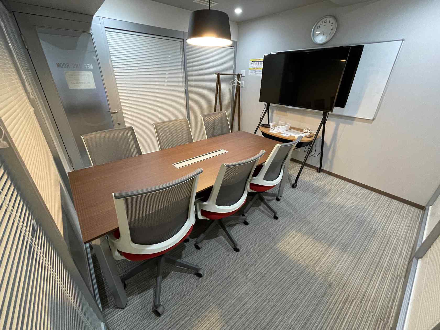 ミーティングルーム【新横浜駅5分】6名着席/54インチモニター有/商談/セミナー/WEB会議/駅近の写真2