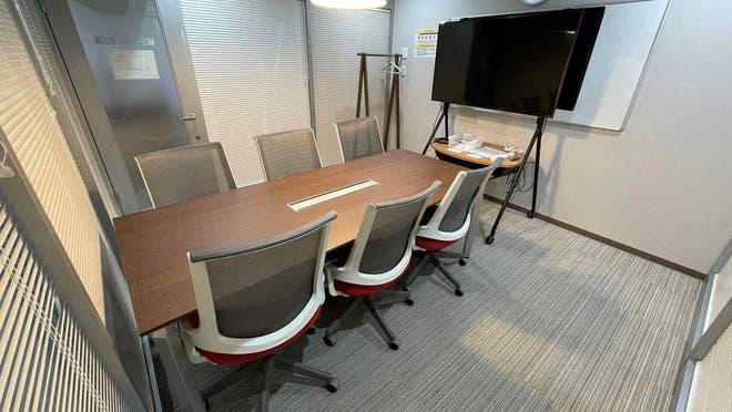 ミーティングルーム【新横浜駅5分】6名着席/54インチモニター有/商談/セミナー/WEB会議/駅近の写真2