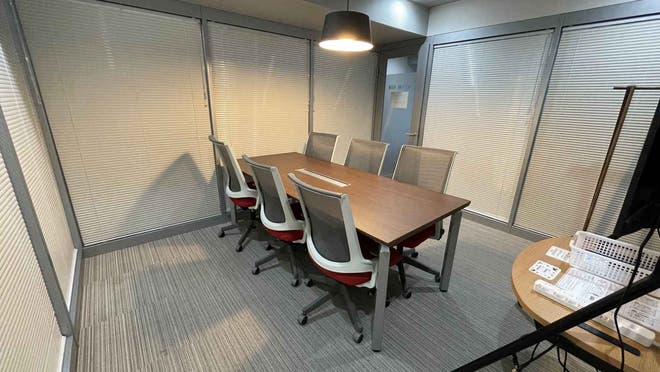 ミーティングルーム【新横浜駅5分】6名着席/54インチモニター有/商談/セミナー/WEB会議/駅近の写真3