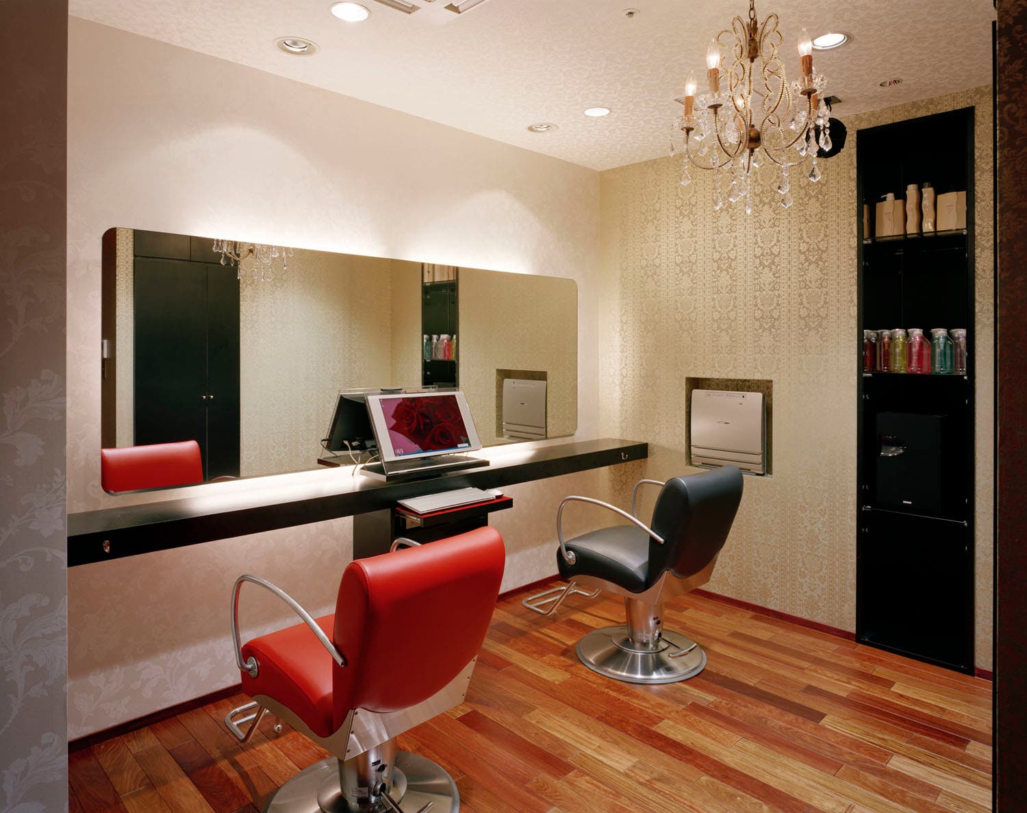 【EARTH 藤沢店】カット個室席★大型サロンに併設されたレンタルサロン✂︎フリーランス/個人練習/美容業に最適♪の写真1