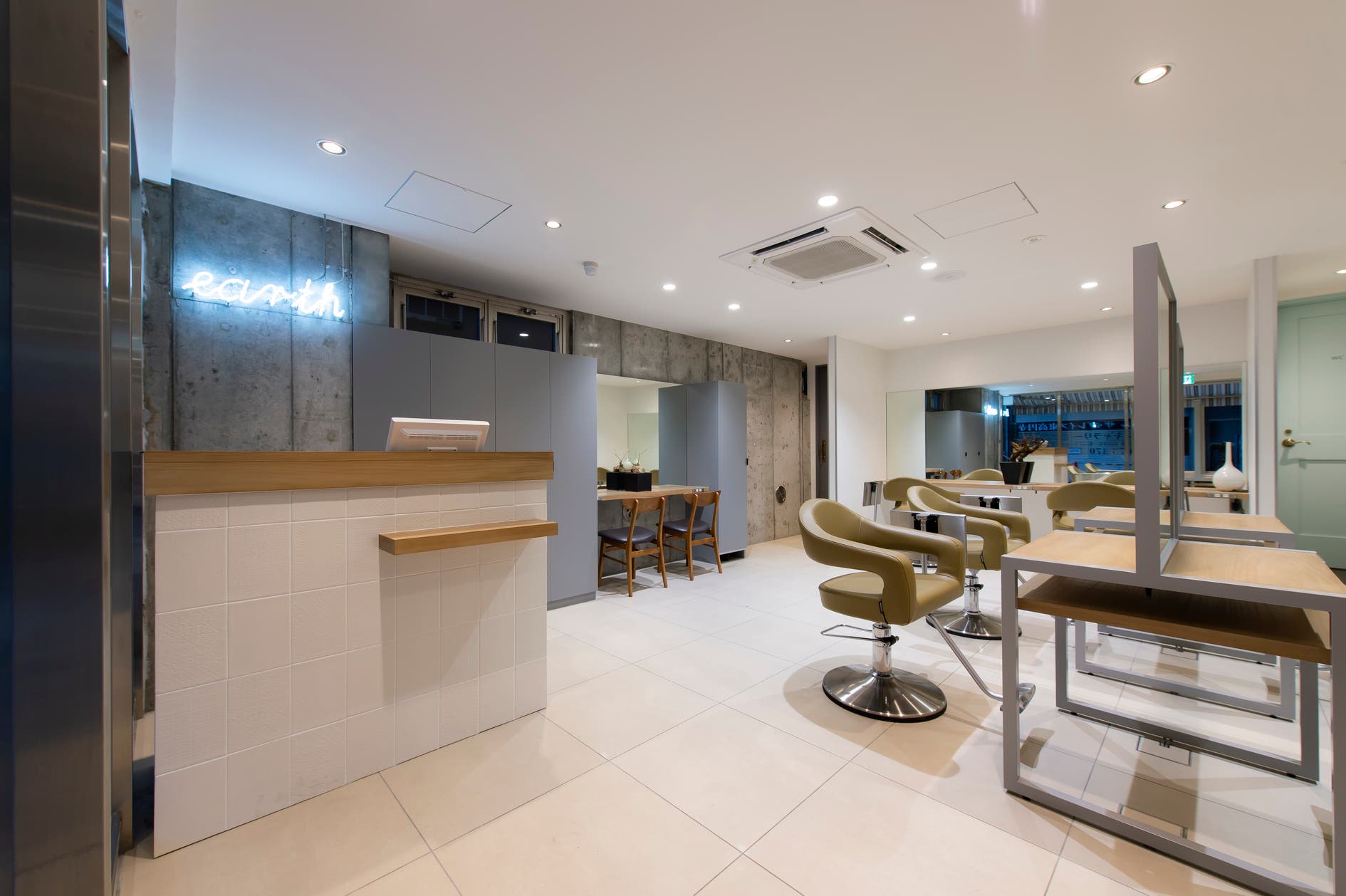 【EARTH 高円寺店】カットオープン席★大型サロンに併設されたレンタルサロン✂︎フリーランス/個人練習/美容業に最適♪の写真1