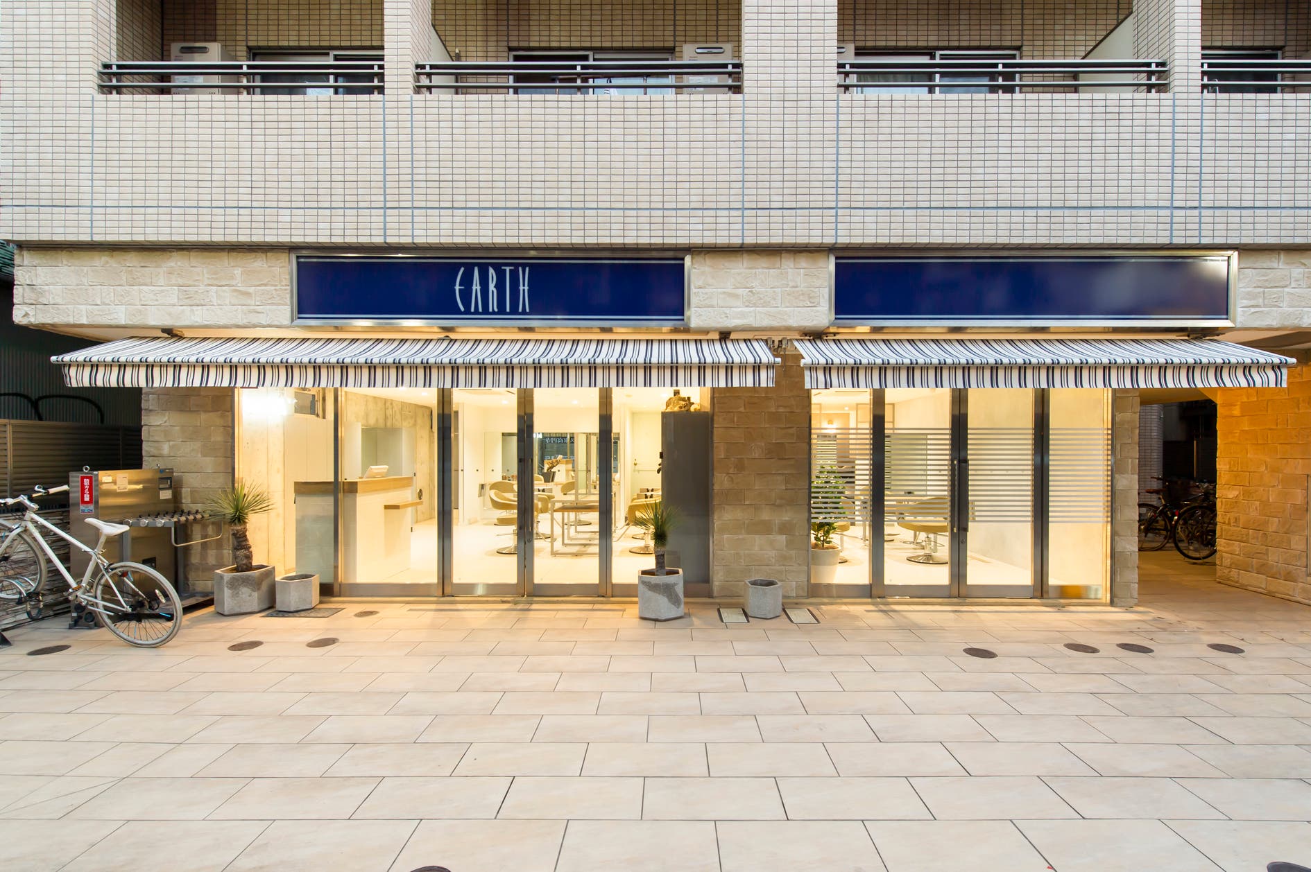 【EARTH 高円寺店】カットオープン席★大型サロンに併設されたレンタルサロン✂︎フリーランス/個人練習/美容業に最適♪の写真3