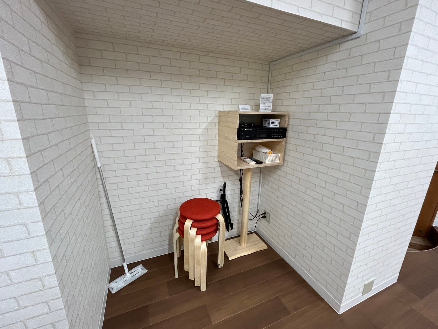 【Bスタジオ】久地駅徒歩2分！約17㎡、二面鏡のお部屋です。床は木目調CFシート。 鏡は映像調整済みで境目のズレがありません！の写真8