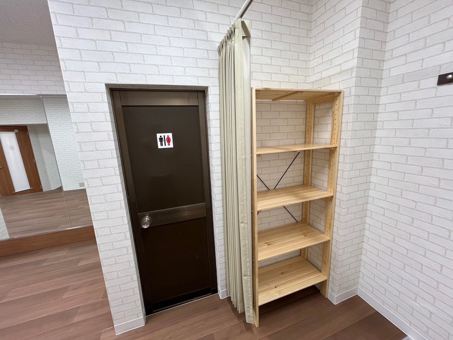 【Bスタジオ】久地駅徒歩2分！約17㎡、二面鏡のお部屋です。床は木目調CFシート。 鏡は映像調整済みで境目のズレがありません！の写真4