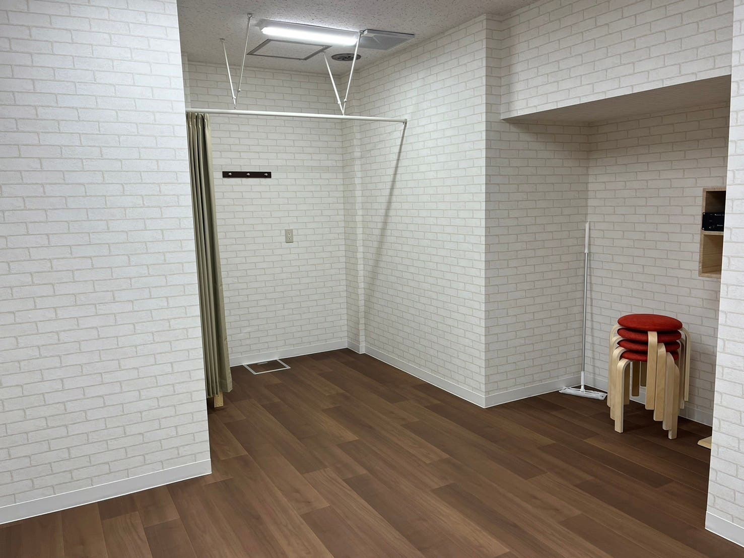 【Bスタジオ】久地駅徒歩2分！約17㎡、二面鏡のお部屋です。床は木目調CFシート。 鏡は映像調整済みで境目のズレがありません！の写真6