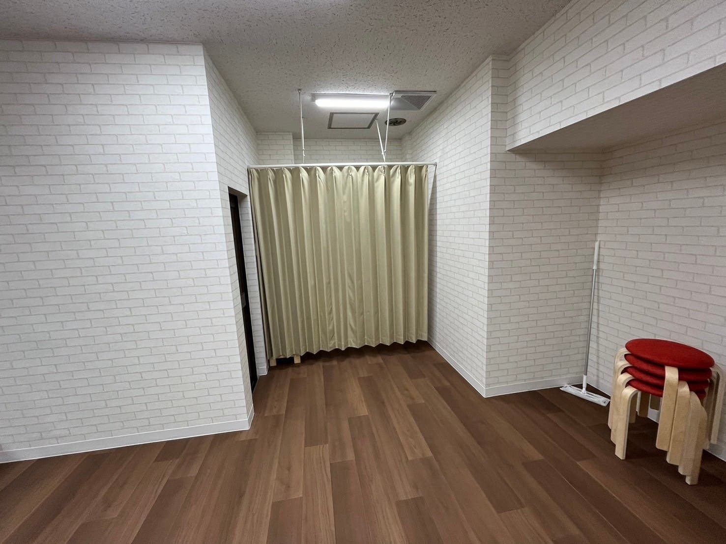 【Bスタジオ】久地駅徒歩2分！約17㎡、二面鏡のお部屋です。床は木目調CFシート。 鏡は映像調整済みで境目のズレがありません！の写真7