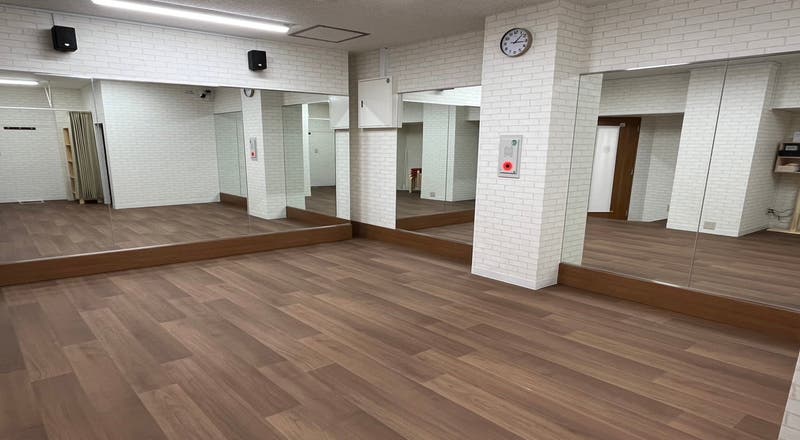 【Bスタジオ】久地駅徒歩2分！約17㎡、二面鏡のお部屋です。床は木目調CFシート。 鏡は映像調整済みで境目のズレがありません！