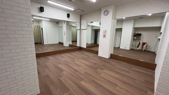 【Bスタジオ】久地駅徒歩2分!約17㎡、二面鏡のお部屋です。床は木目調CFシート。 鏡は映像調整済みで境目のズレがありません!の写真2
