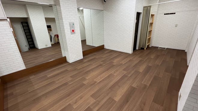 【Bスタジオ】久地駅徒歩2分!約17㎡、二面鏡のお部屋です。床は木目調CFシート。 鏡は映像調整済みで境目のズレがありません!の写真3