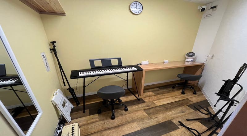 【Cスタジオ】久地駅徒歩2分！キーボードピアノもある穴場的音楽自主練スペース！ 150cmの横長デスク、wi-fiも完備！