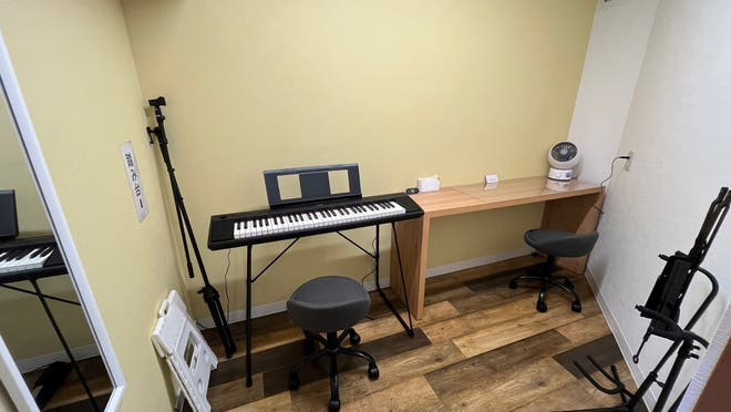 【Cスタジオ】久地駅徒歩2分!キーボードピアノもある穴場的音楽自主練スペース! 150cmの横長デスク、wi-fiも完備!の写真1