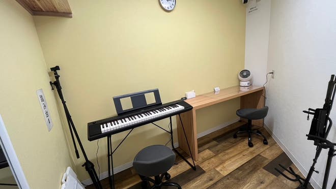 【Cスタジオ】久地駅徒歩2分!キーボードピアノもある穴場的音楽自主練スペース! 150cmの横長デスク、wi-fiも完備!の写真2