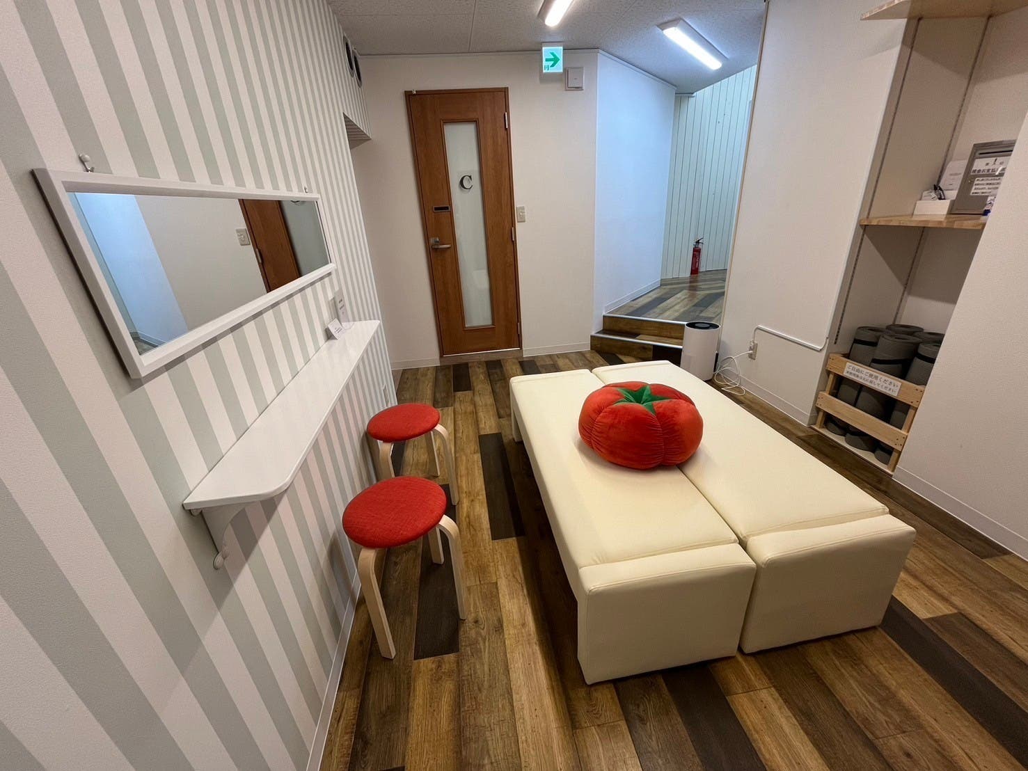 【Bスタジオ】久地駅徒歩2分！約17㎡、二面鏡のお部屋です。床は木目調CFシート。 鏡は映像調整済みで境目のズレがありません！の写真14