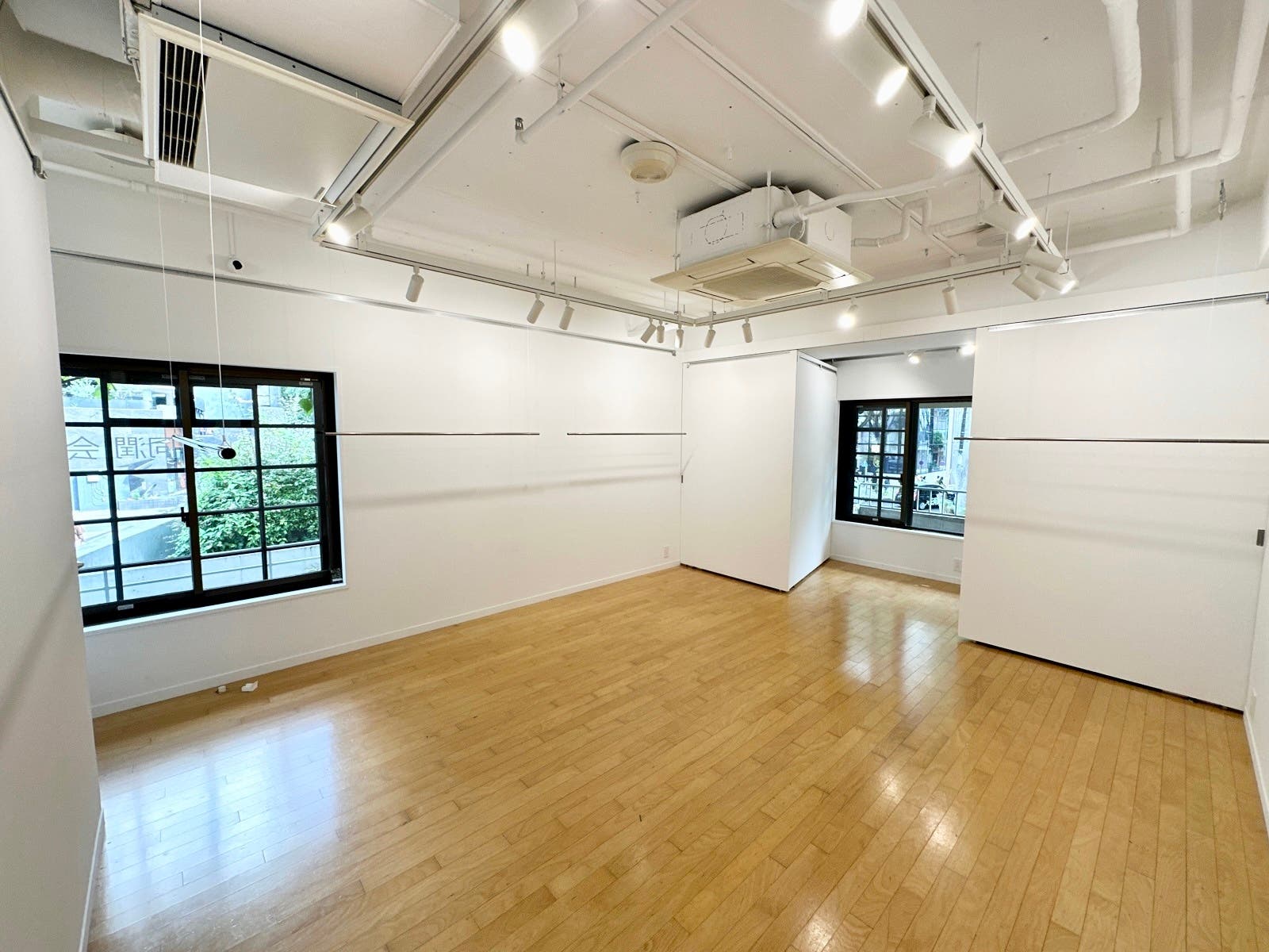 表参道ヒルズ内31㎡【試着室・天吊ハンガーパイプ有】展示会/ポップアップ/イベント対応。白基調&窓2面の並木道に面する開放的空間の写真4