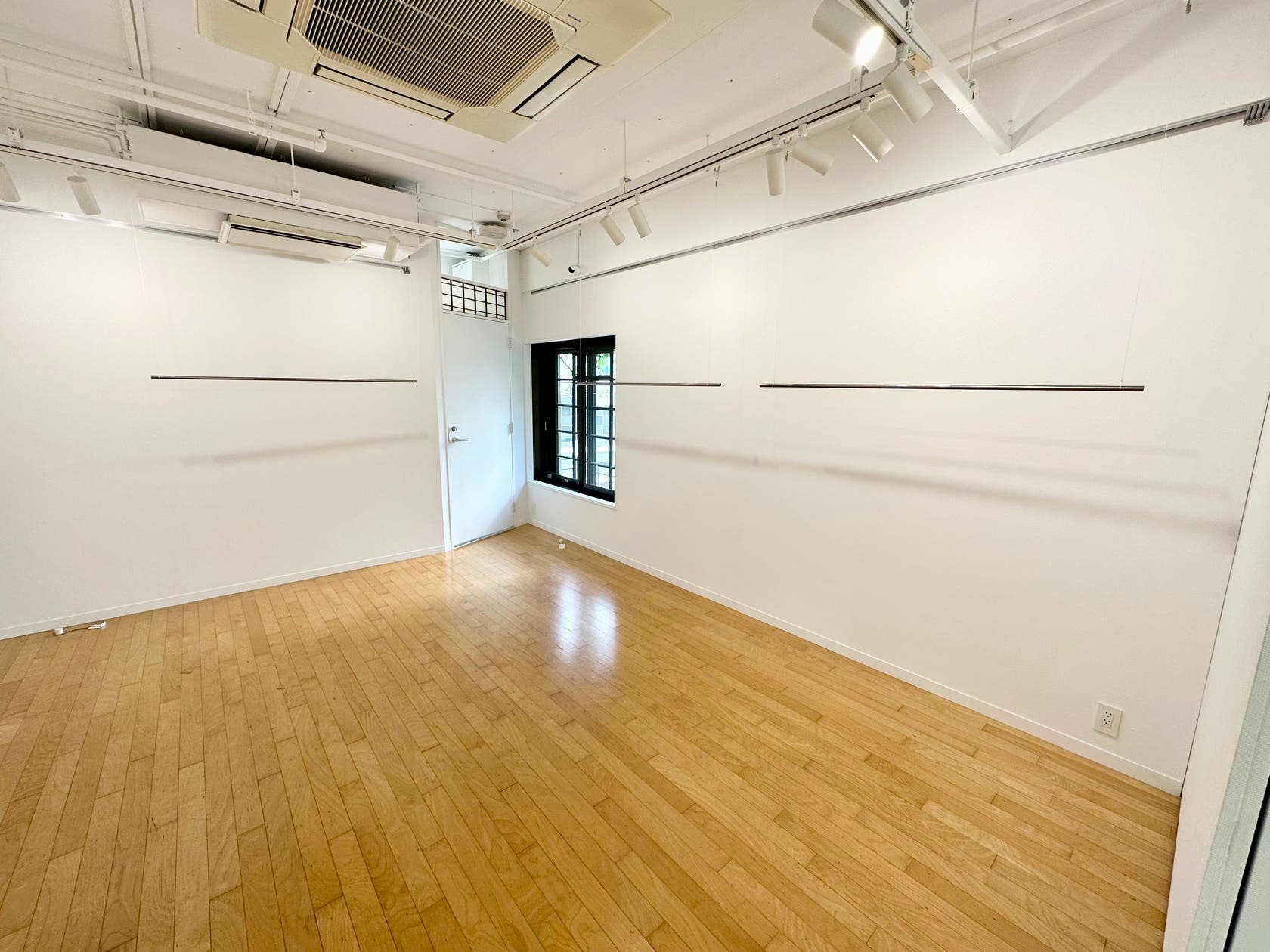 表参道ヒルズ内31㎡【試着室・天吊ハンガーパイプ有】展示会/ポップアップ/イベント対応。白基調&窓2面の並木道に面する開放的空間の写真5