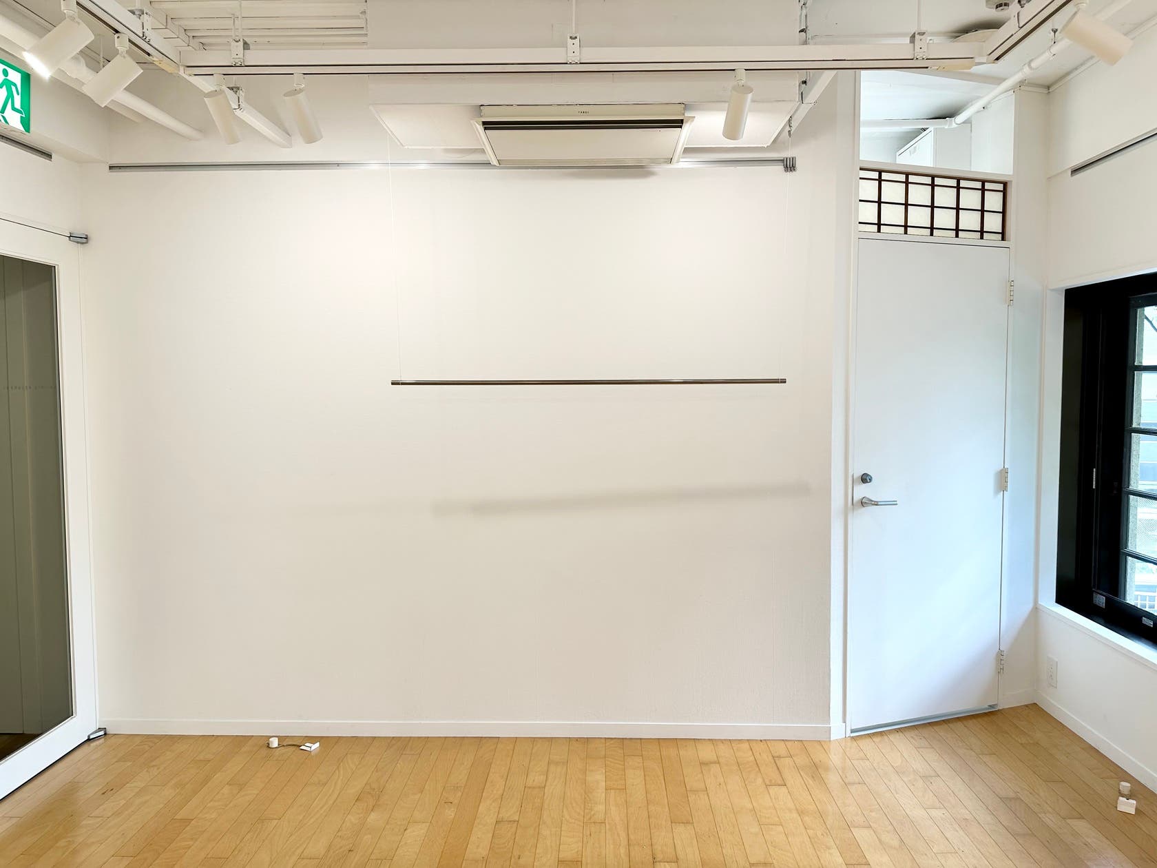 表参道ヒルズ内31㎡【試着室・天吊ハンガーパイプ有】展示会/ポップアップ/イベント対応。白基調&窓2面の並木道に面する開放的空間の写真6