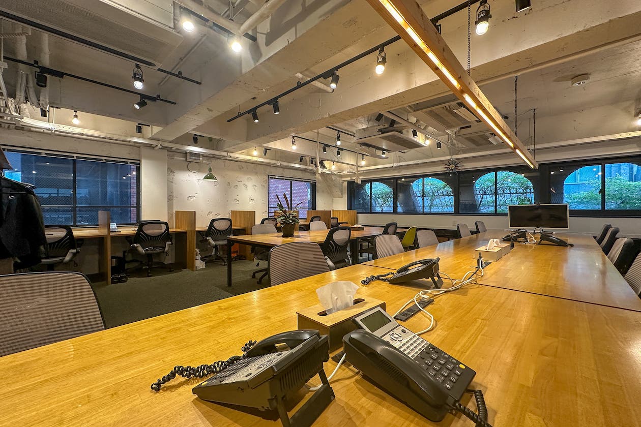 【渋谷・表参道】平日撮影も可／モダンなオフィスシーン撮影に 65㎡広々スペースの写真3