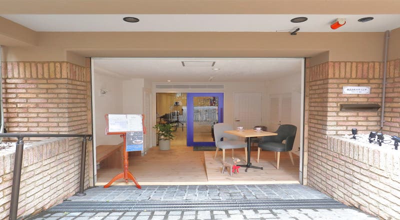 表参道駅から徒歩２分。テラス席も店内も使えるカフェ。撮影場所としておすすめ。