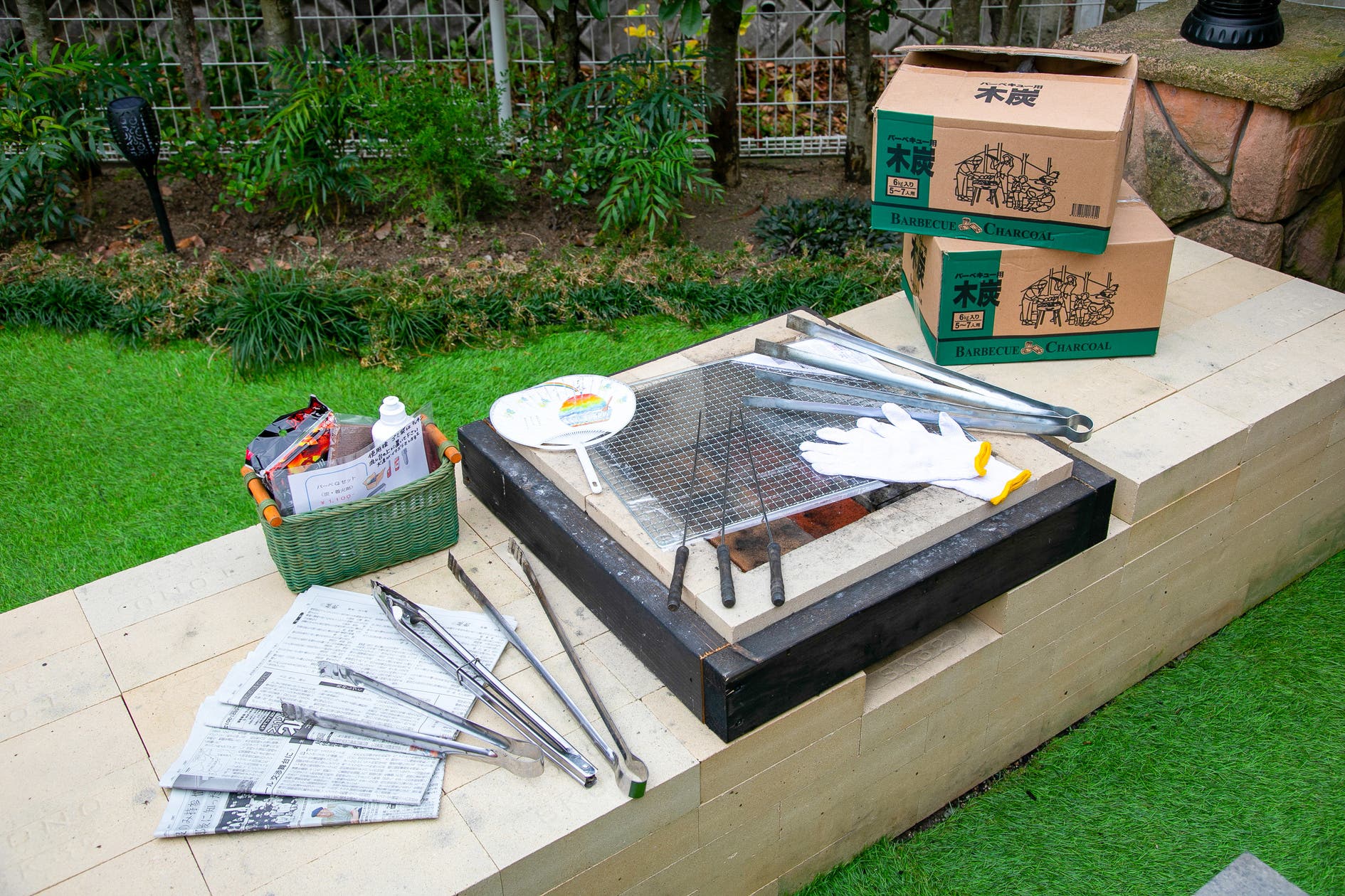 お手軽BBQセット（炭・着火剤・網・トング・うちわ・ライター・新聞紙）の画像1