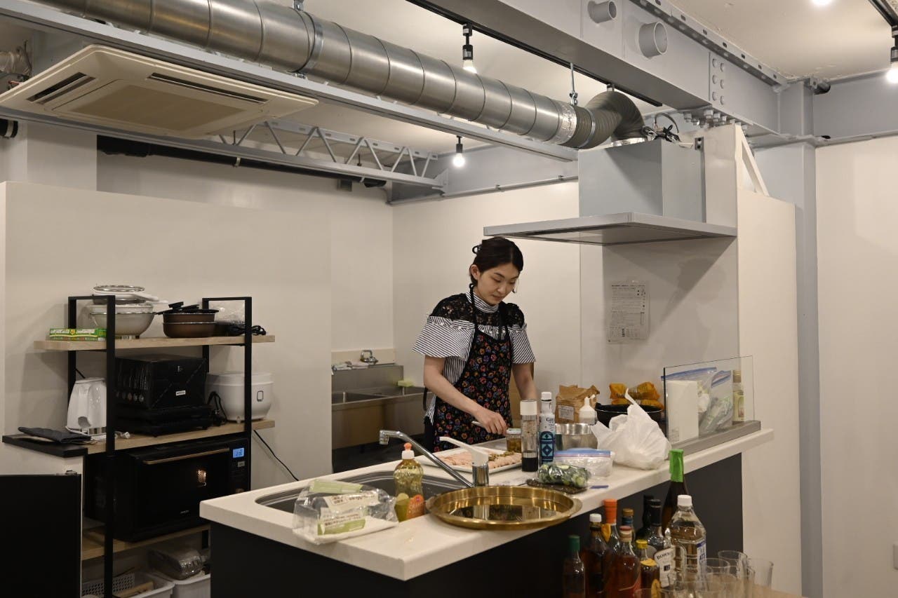 【渋谷駅徒歩7分】広々シェアキッチンスペース◎忘年会・クリスマス会に最適🎉料理会・撮影・交流会・パーティーOK｜自然光有り🌟の写真7