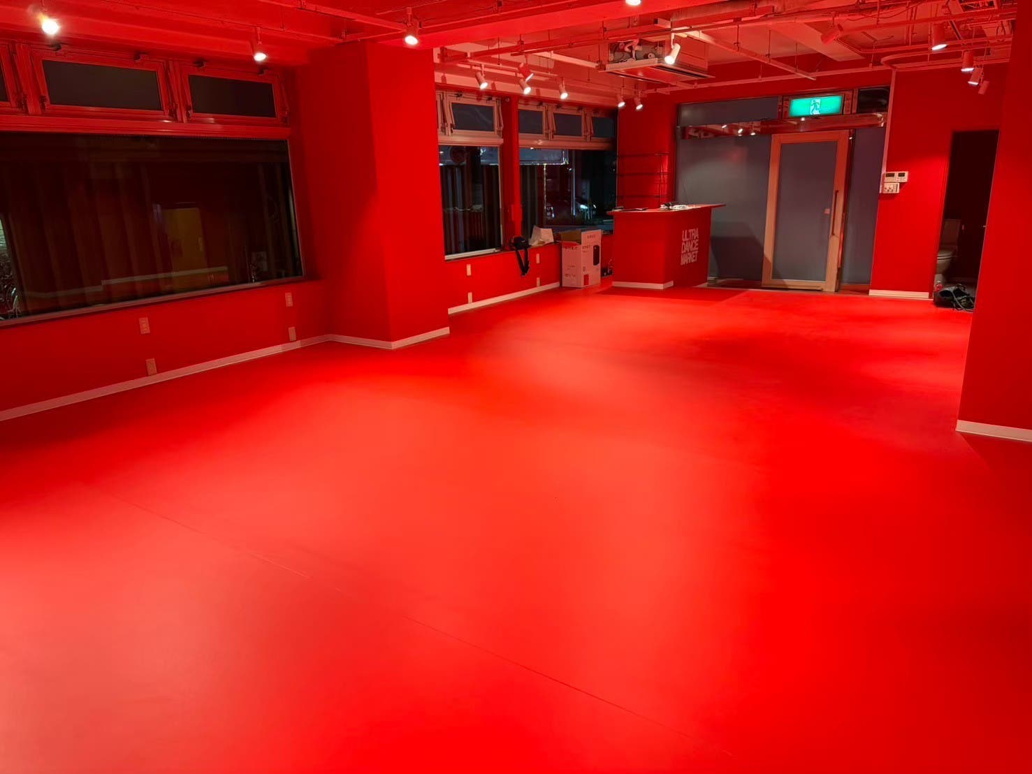 西大路駅から徒歩2分! 便利な赤いダンススタジオの写真5