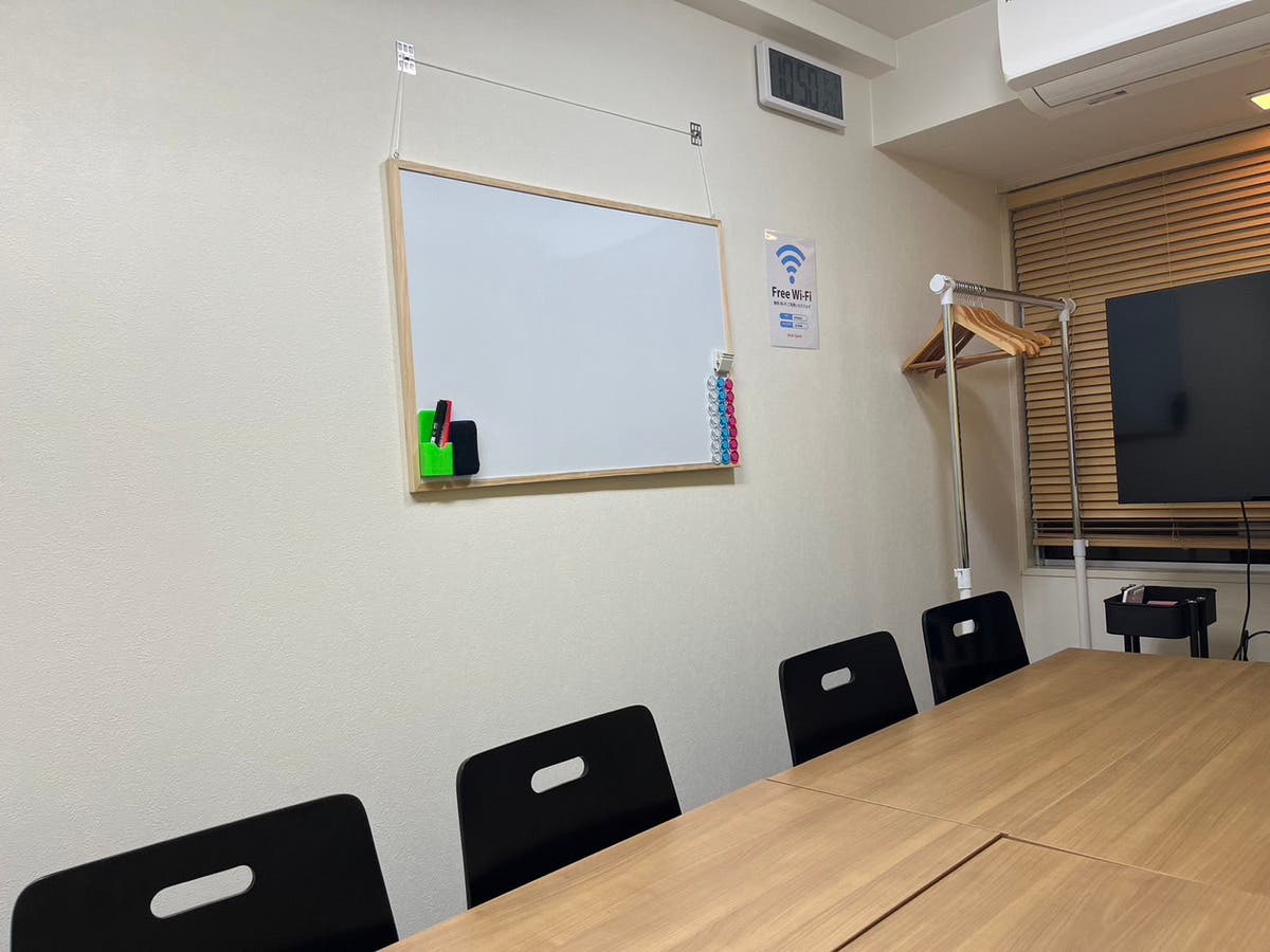 【新宿駅4分】12席、光回線WiFi・モニター・ボドゲ完備☆1日1回スタッフ完全清掃の会議室の写真5