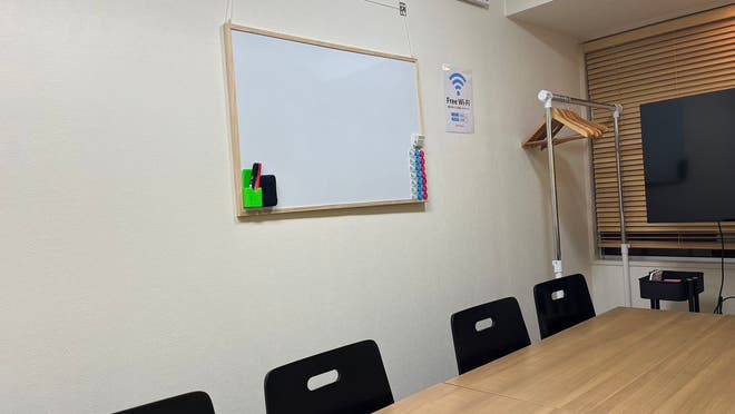 【新宿駅4分】12席、光回線WiFi・モニター・ボドゲ完備☆1日1回スタッフ完全清掃の会議室の写真5