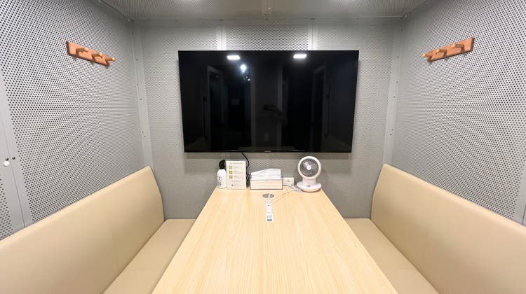 🌟6人までの打ち合わせに最適🌟【渋谷駅徒歩1分|貸し会議室|21PG】完全個室/無料Wi-Fi/電源/55inモニターの写真1