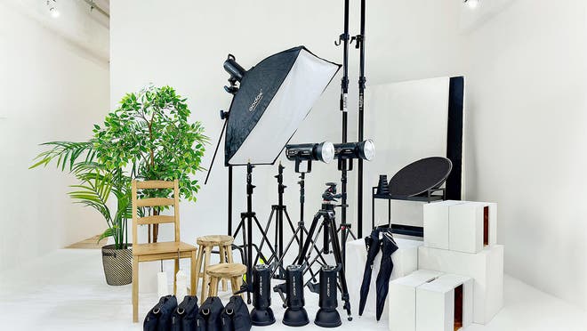 JR「川崎」駅から徒歩10分|白ホリと黒背景が使える無料機材が豊富に揃った格安レンタル撮影スタジオの写真1