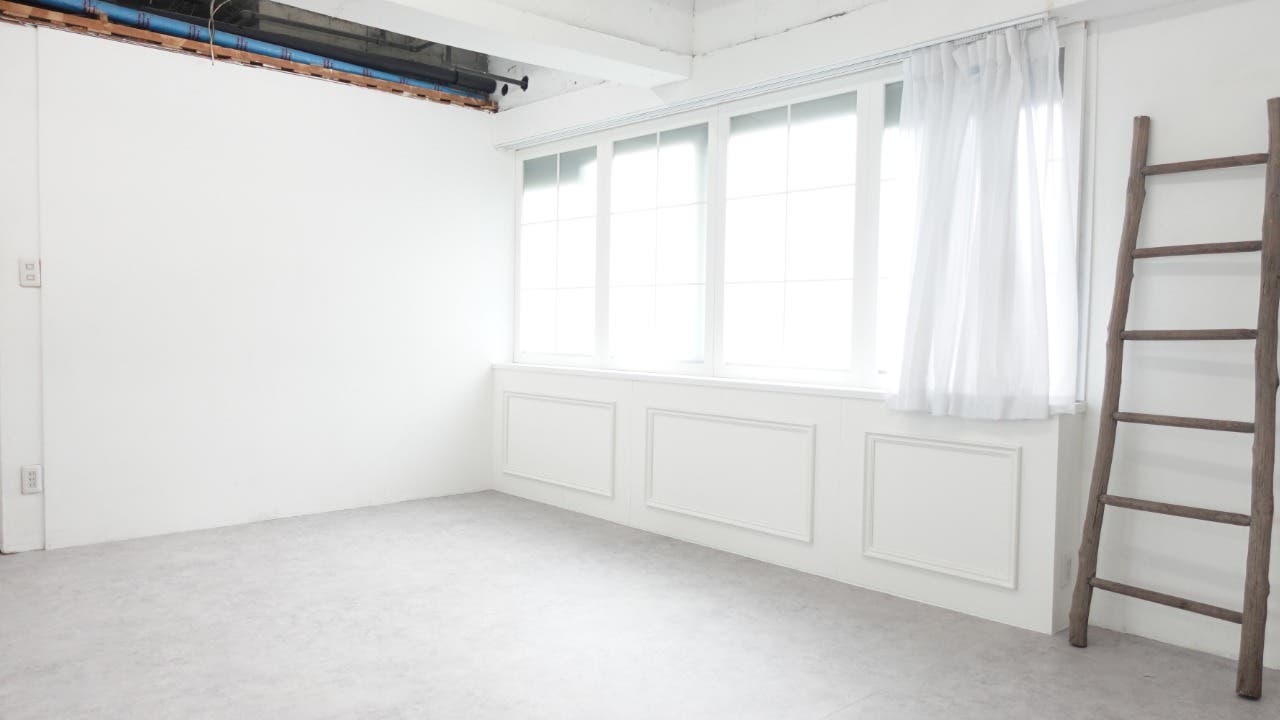 【恵比寿5分】２面採光｜白壁＋コンクリ床｜撮影機材・背景紙無料【アパレル｜化粧品｜物撮り 】の写真3